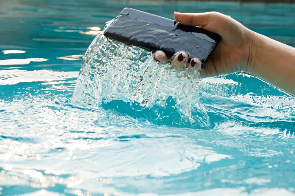 5 tips to fix a water damaged phone | Howden Insurance